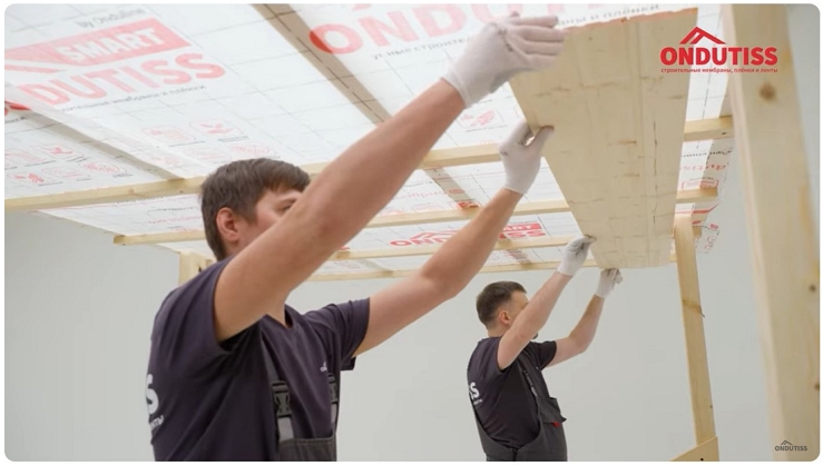 Монтаж пароизоляции и ветрозащиты на чердачном перекрытии